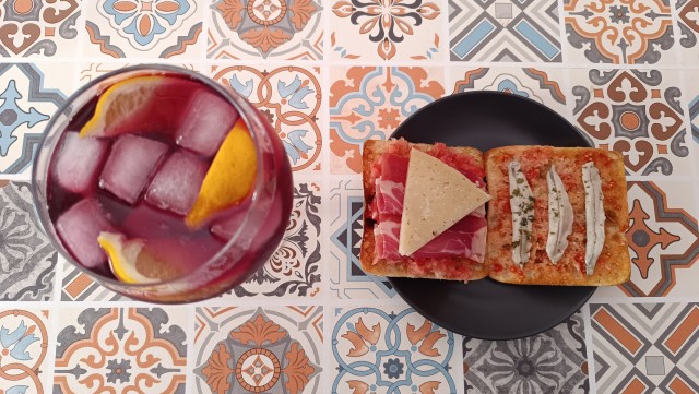 Let’s make pan con tomate | Spanish bread with tomato – The World ...